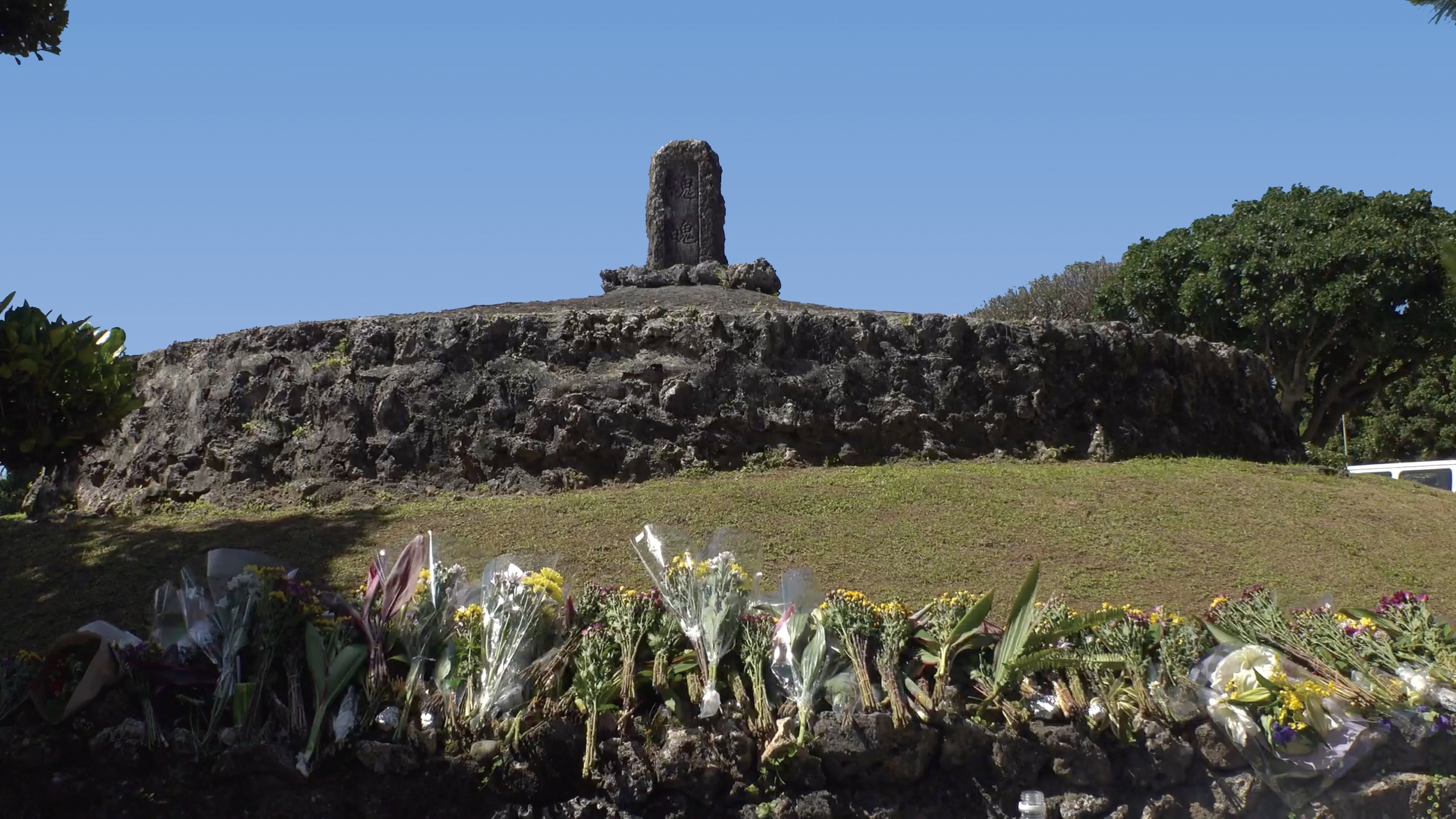 戦後80 年を迎える沖縄を15 年にわたって見つめたドキュメンタリー「摩文仁 mabuni」ポスタービジュアル・予告編解禁 |キネマ旬報WEB
